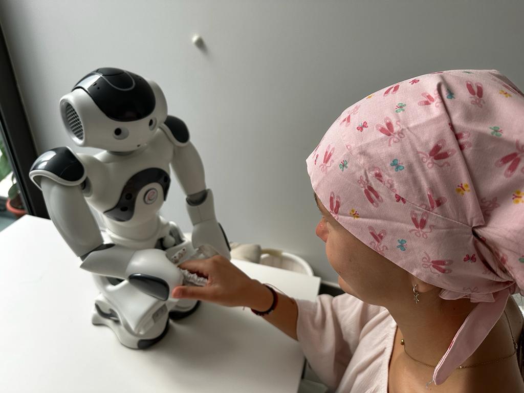Investigadores de la US participan en el robot Haru contra el cáncer ...